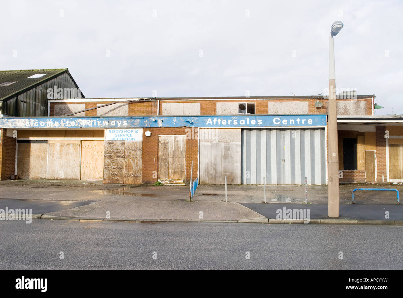 Car showroom empty hi-res stock photography and images - Alamy