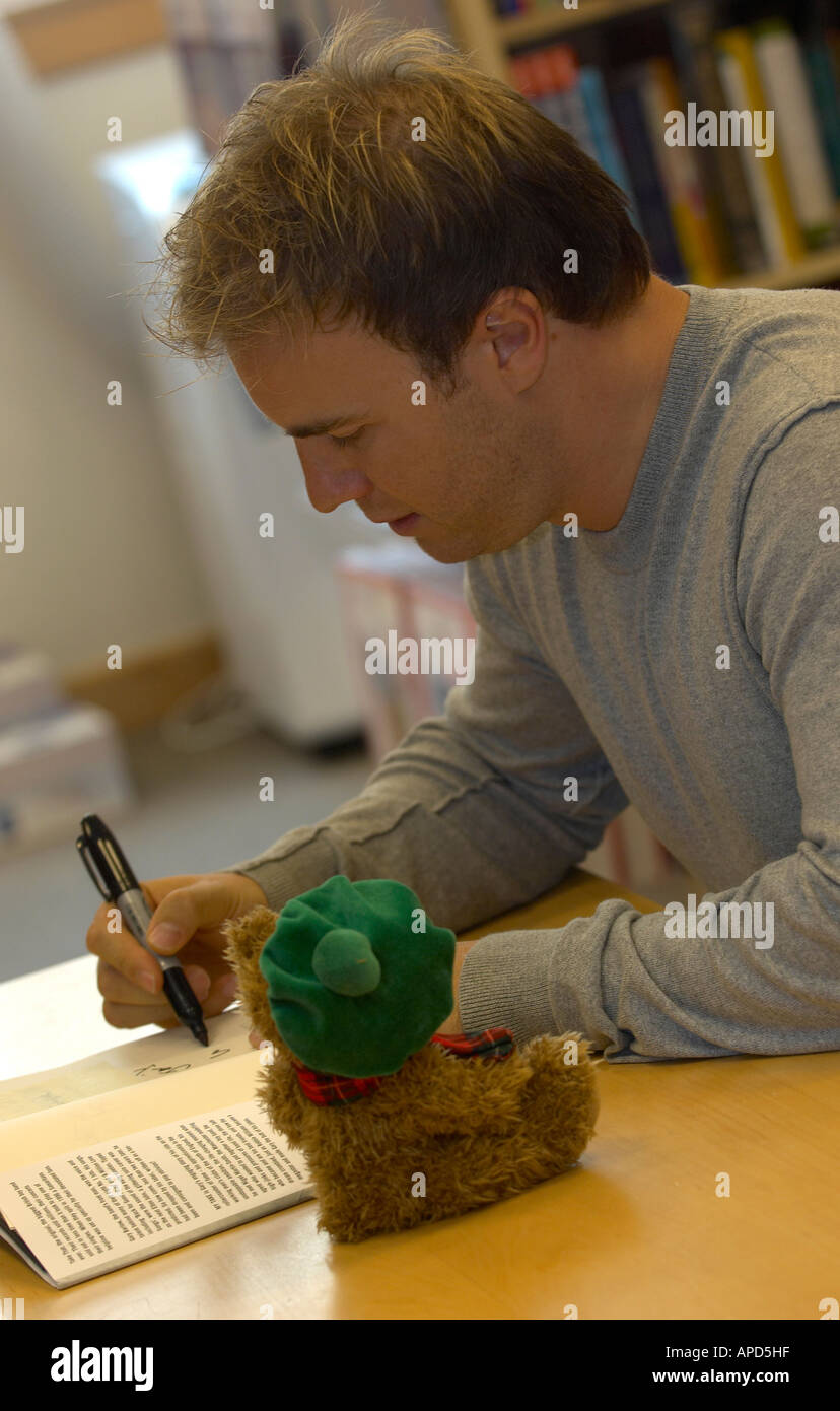 Take That singer Gary Barlow promoting his autobiography My Take at ...