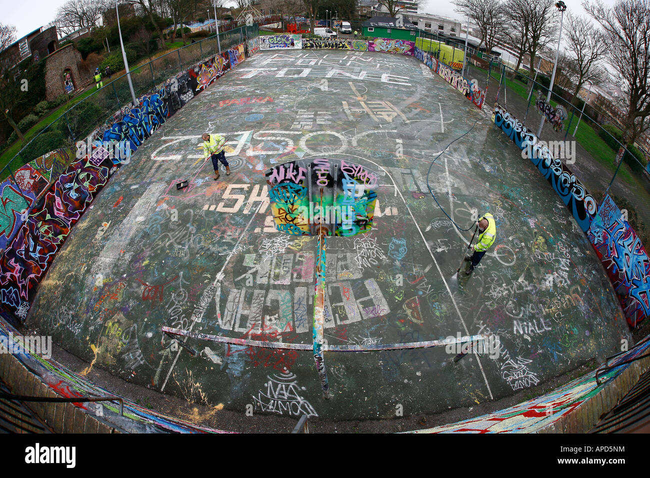 Council contractors start to remove graffiti from Tarner Park in ...