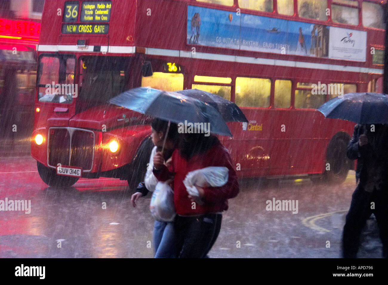 London rain bus routemaster hi-res stock photography and images - Alamy