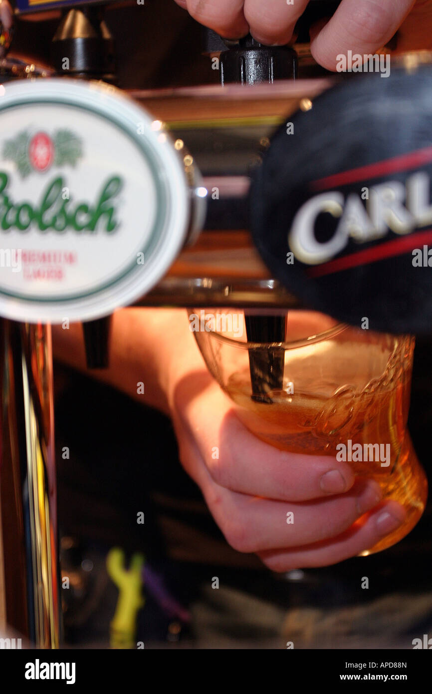 Pulling A Pint Of Beer Stock Photo - Alamy