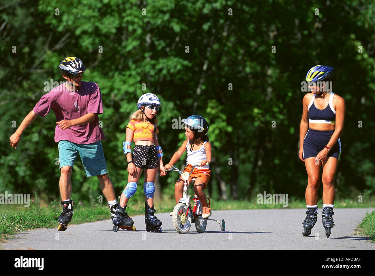 Rollerblading group hi-res stock photography and images - Alamy