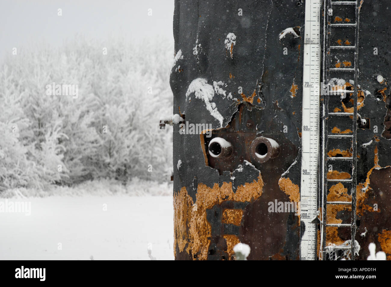 Dead oil tank Stock Photo - Alamy