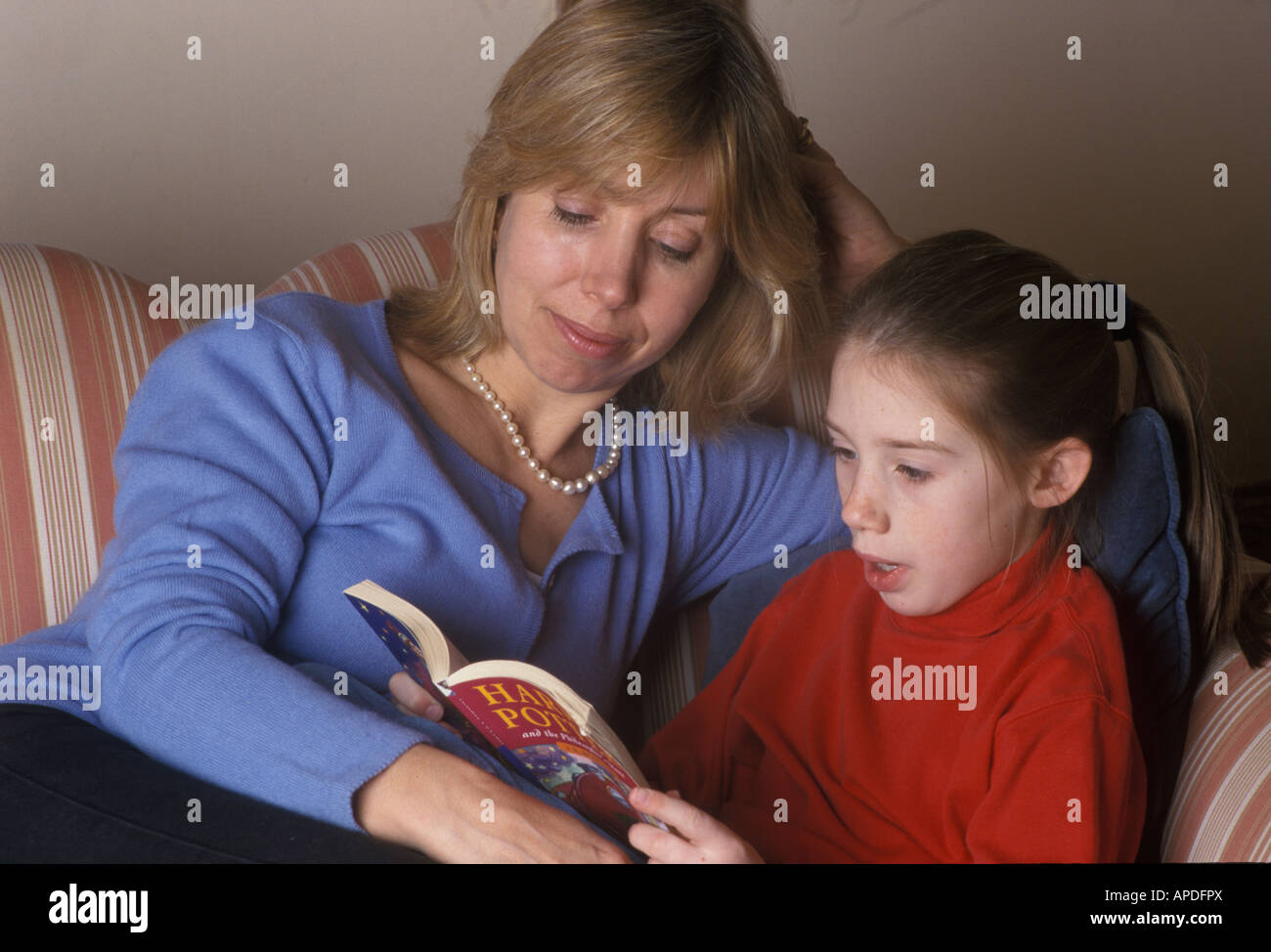 parent and child reading together Stock Photo - Alamy