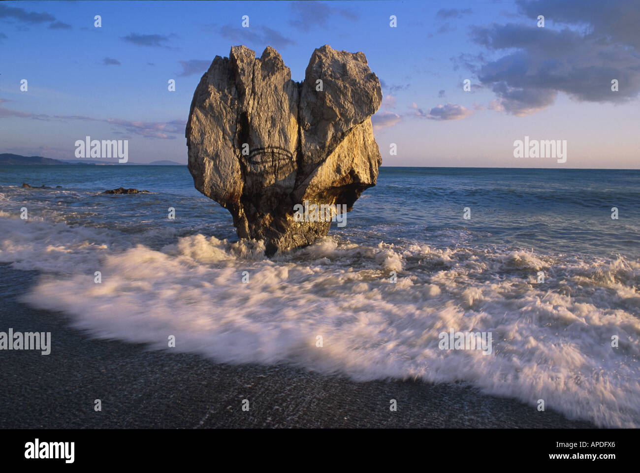 Rocks sticking out of ocean hi-res stock photography and images - Alamy