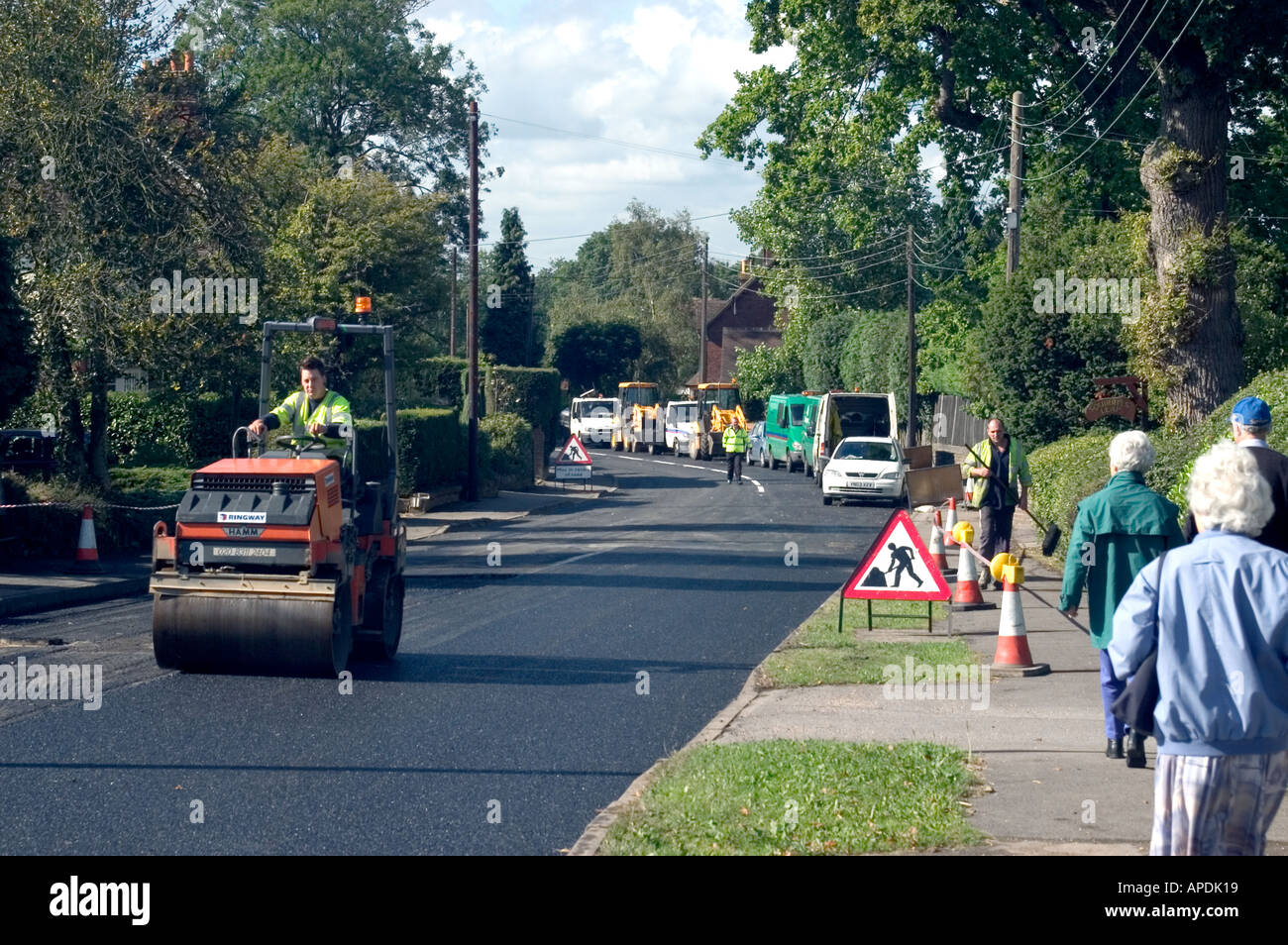 Workmen in road hi-res stock photography and images - Alamy
