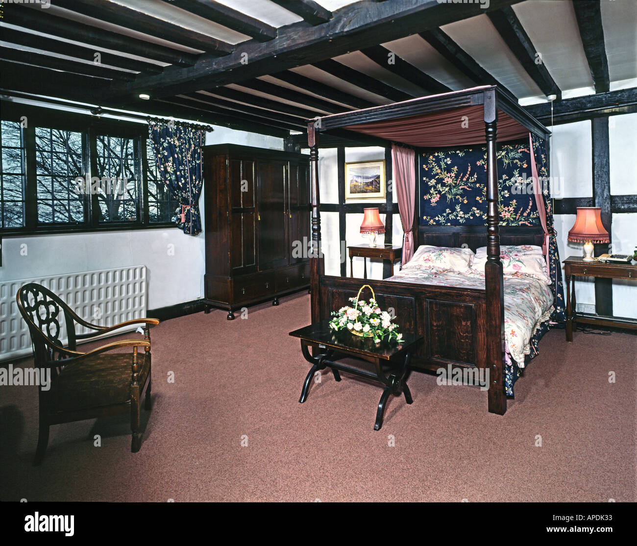 Room with four poster bed hi-res stock photography and images - Alamy