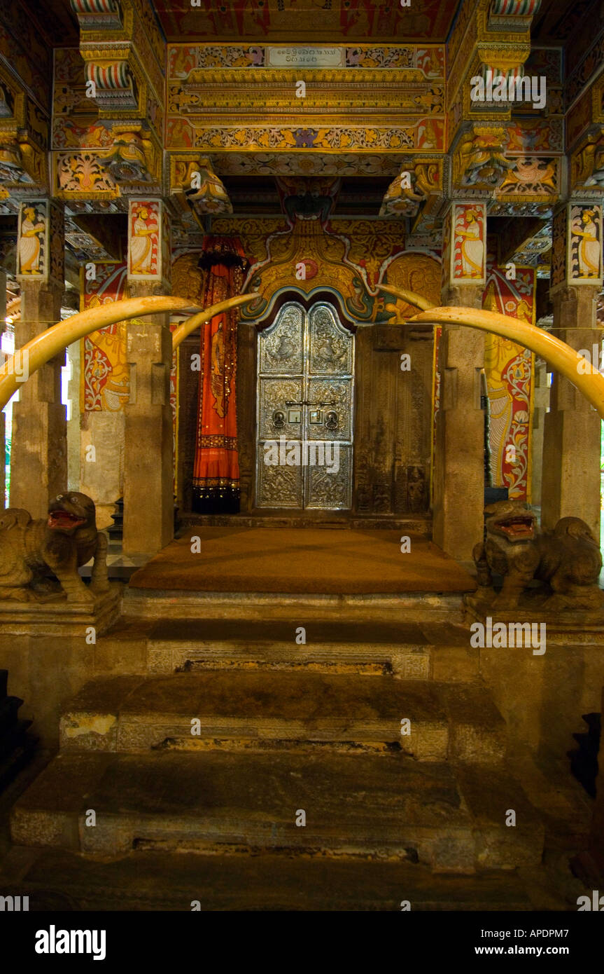 Detail inside the Temple of the Tooth Relic (Dalada Maligawa), Kandy ...