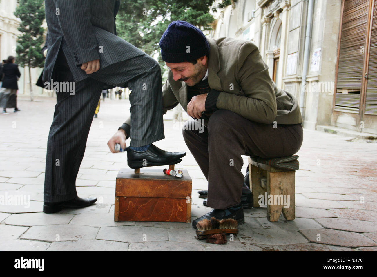 Worker shoe shining shoe hi-res stock photography and images - Alamy