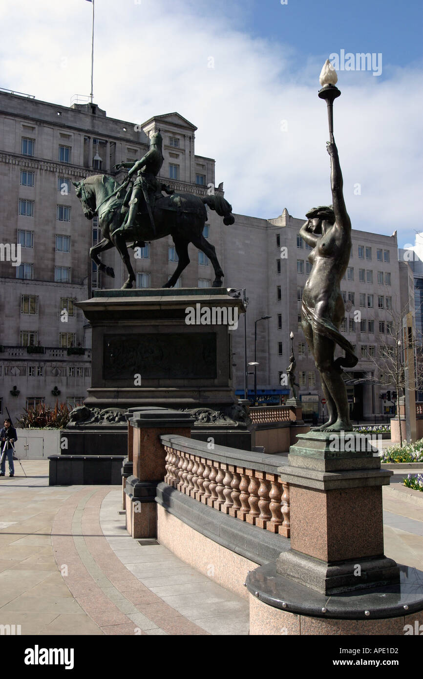 Leeds statue hi-res stock photography and images - Alamy