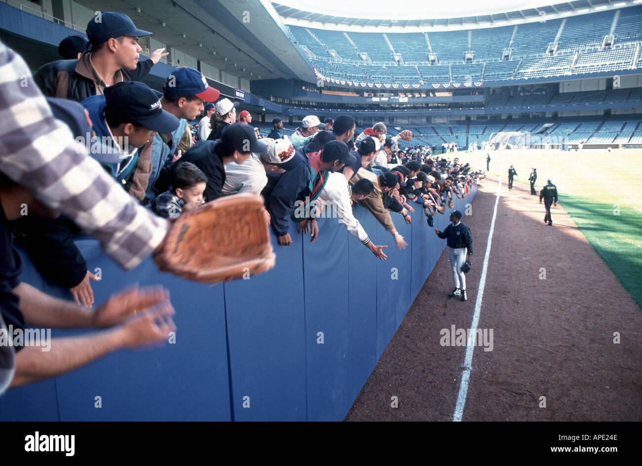 Yankees stadium crowd hi-res stock photography and images - Alamy