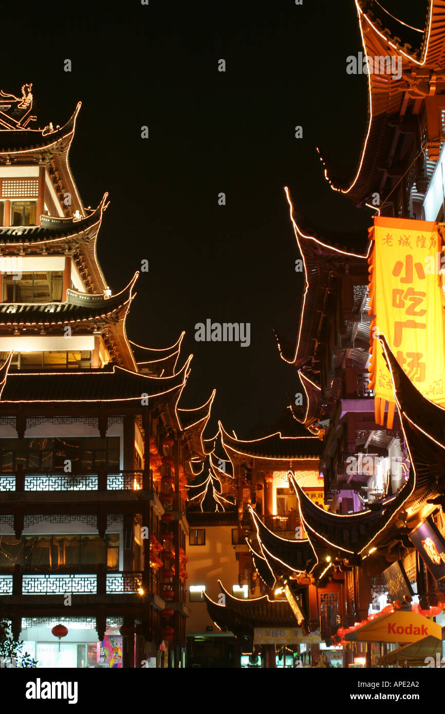Yu Gardens Bazaar area Shanghai at night Stock Photo - Alamy