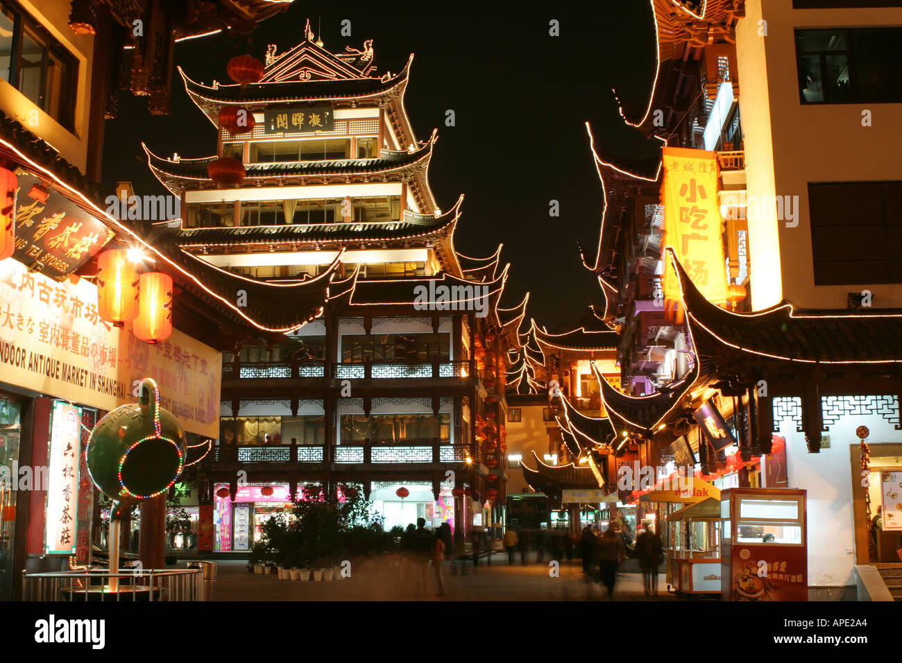 Yu Gardens Bazaar area Shanghai at night Stock Photo - Alamy