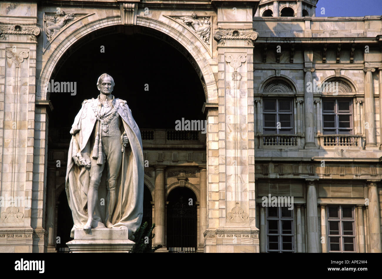Statue of Lord Curzon in front of the Victoria Memorial Hall in ...
