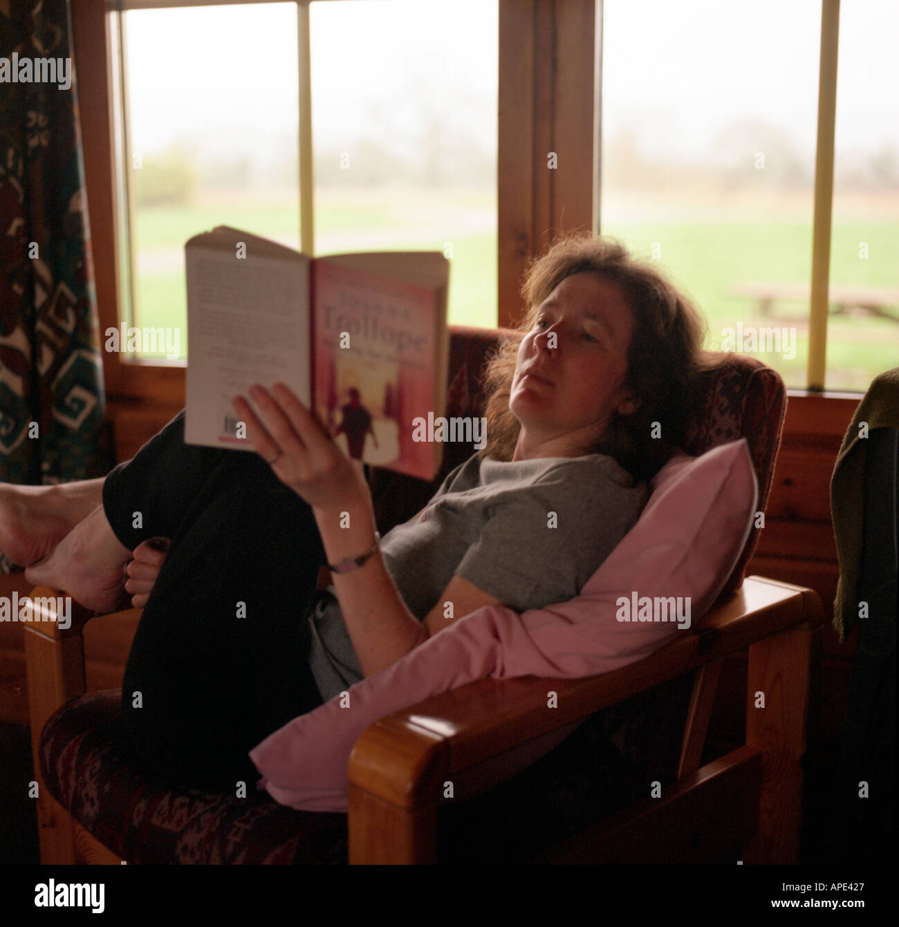 Curled up reading hi-res stock photography and images - Alamy