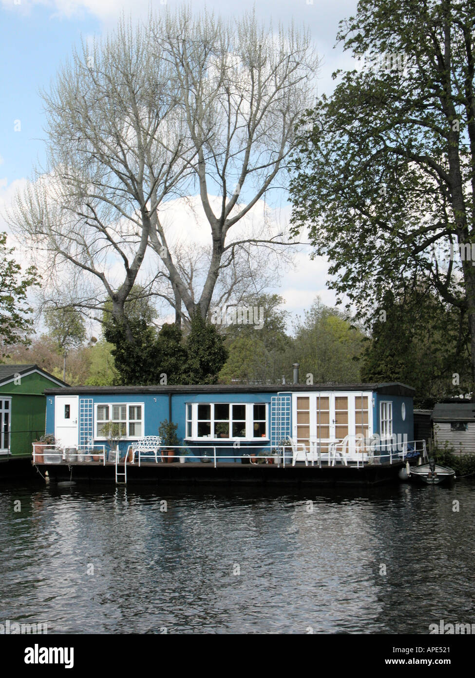 a houseboat on the River Thames at Hampton Stock Photo - Alamy