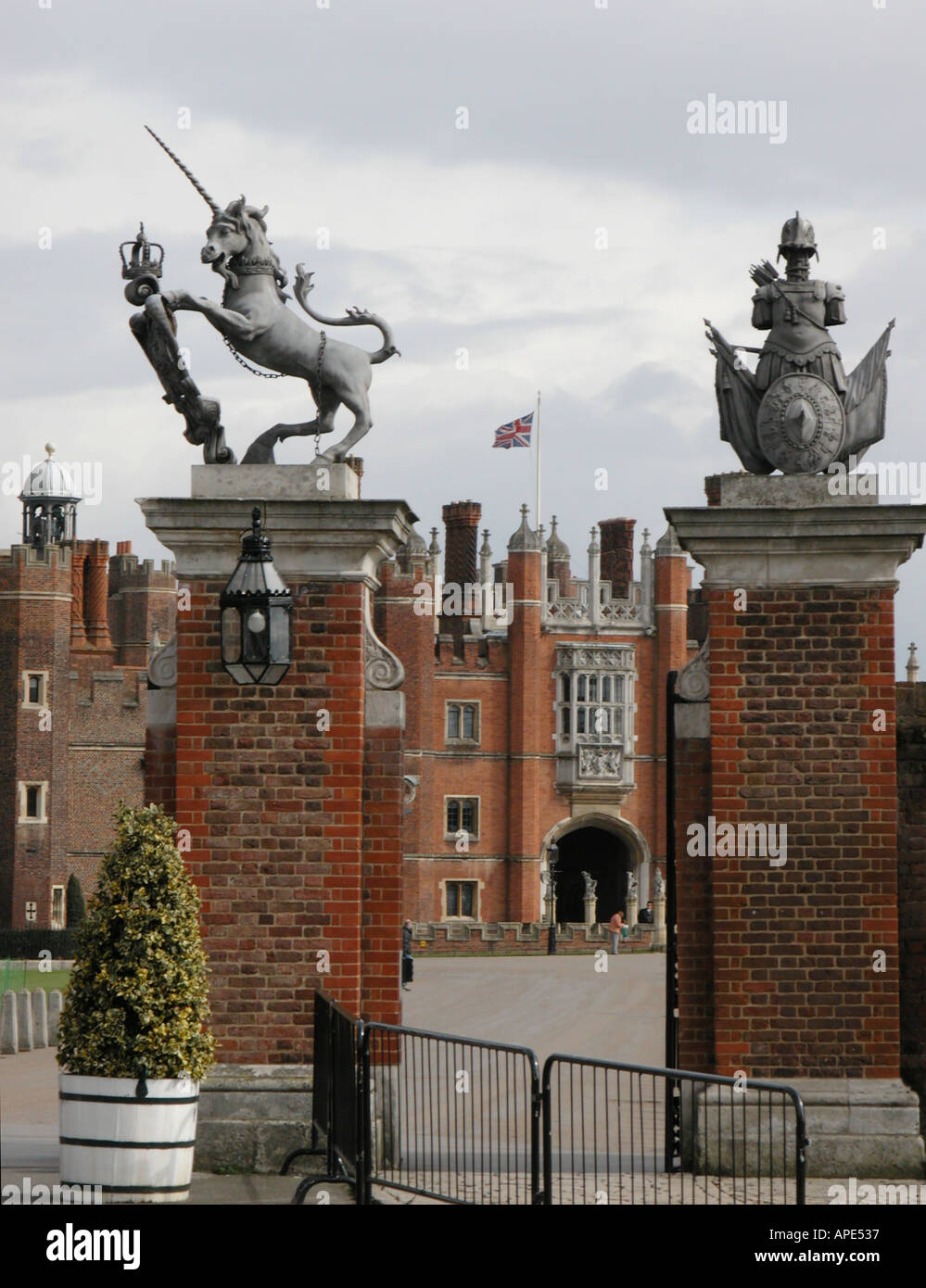 gates and drive of Hampton Court Palace Stock Photo - Alamy