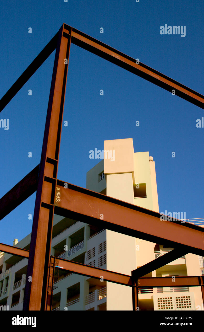 Red iron framework hi-res stock photography and images - Alamy
