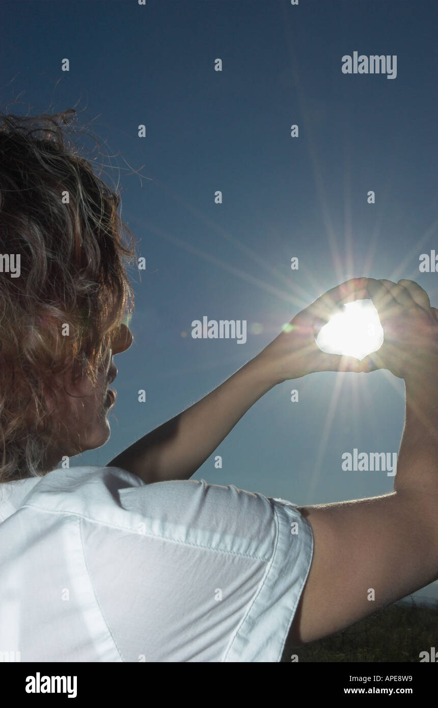Hands framing sun hi-res stock photography and images - Alamy