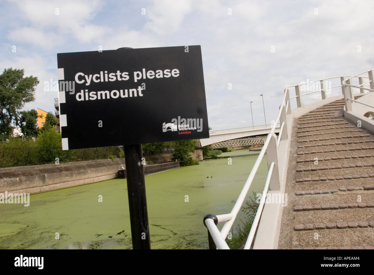 Bow Locks East London, Cyclists dismount sign Stock Photo - Alamy