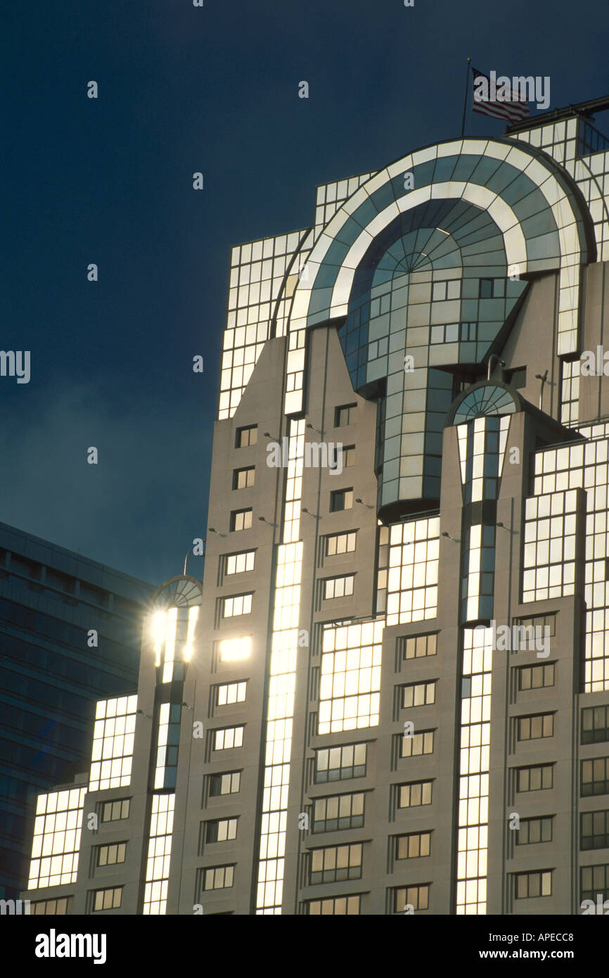 Sun reflects in glass windows of the SF Marriott Yerba Buena Gardens ...