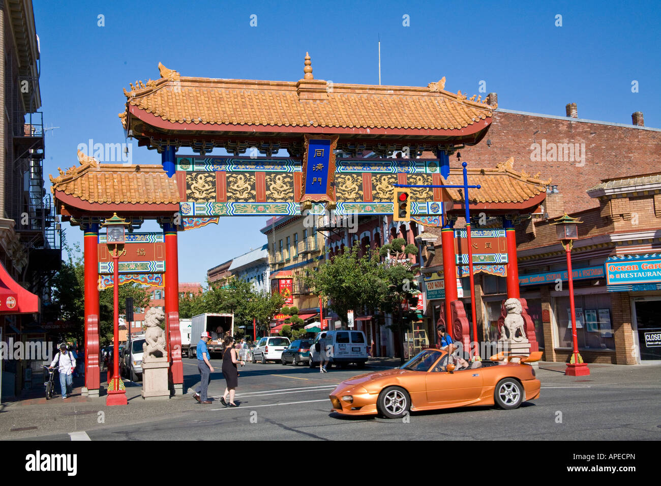 Chinatown gate victoria bc hi-res stock photography and images - Alamy