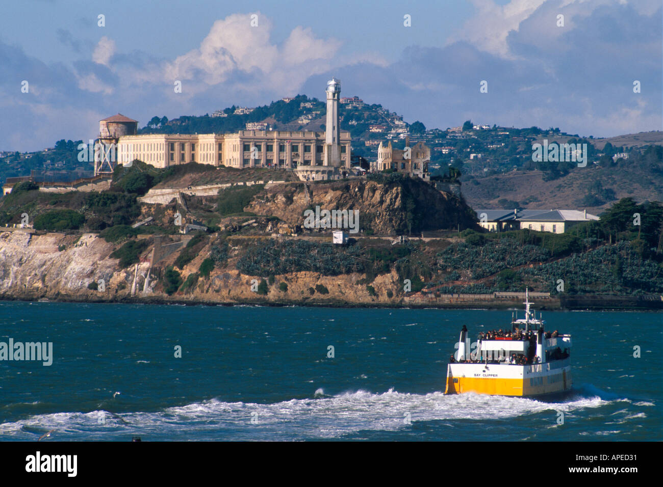 Tourist ferry boat heading toward the landmark prison Alcatraz Island ...