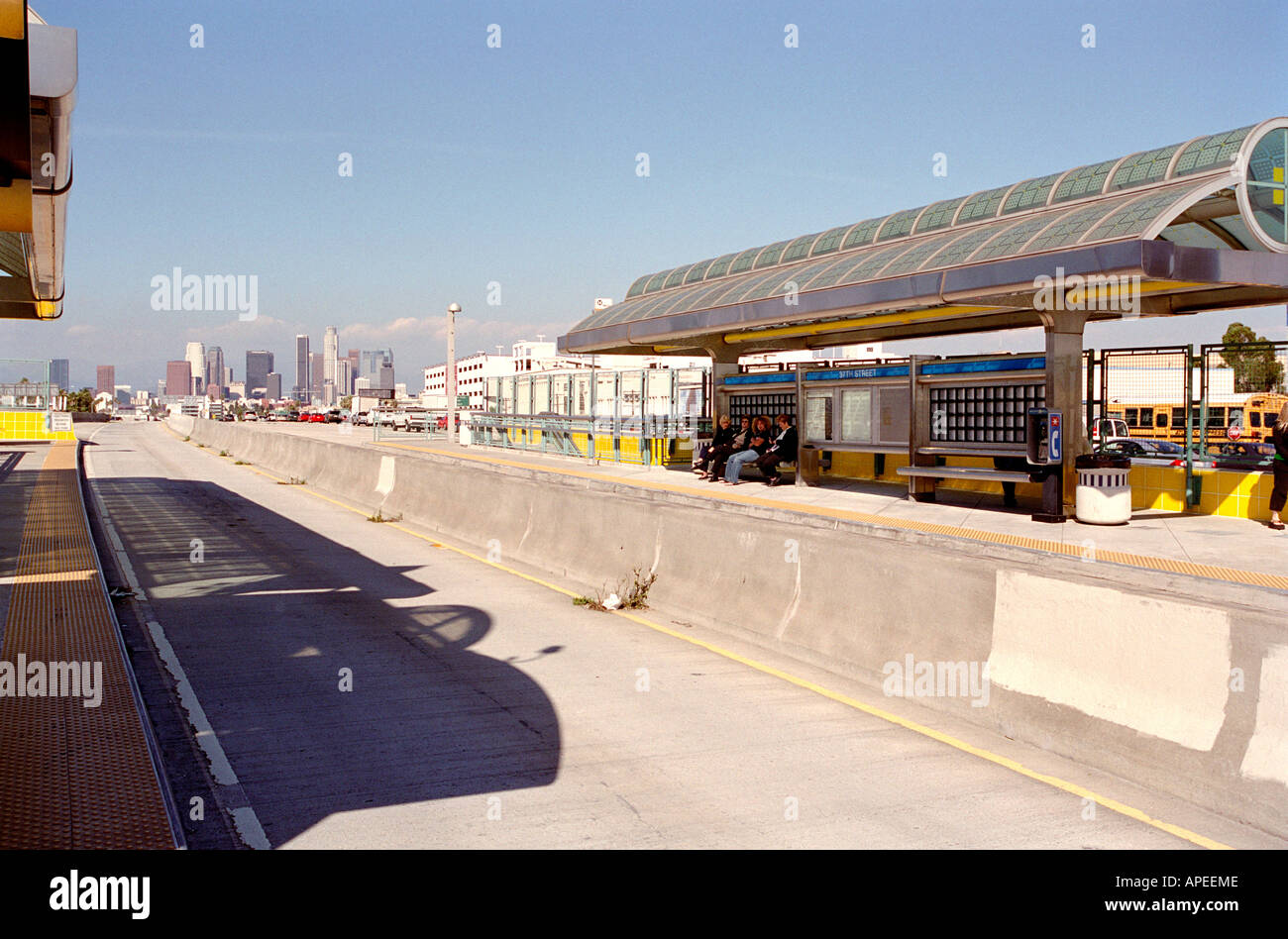 38th street bus stop los angeles middle of a freeway Stock Photo - Alamy