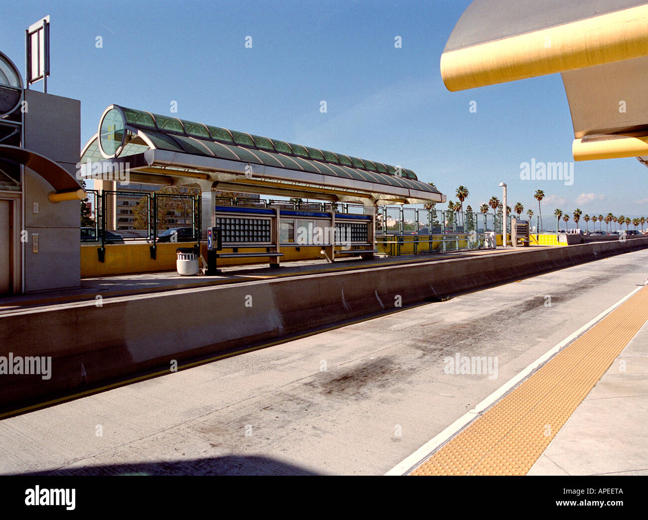 38th street bus stop los angeles middle of a freeway Stock Photo - Alamy