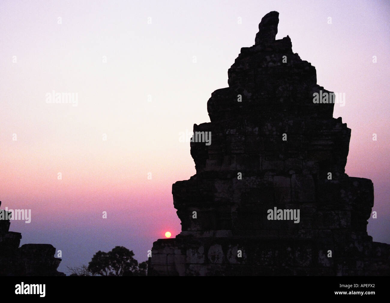 Sunset phnom bakheng angkor temple hi-res stock photography and images ...