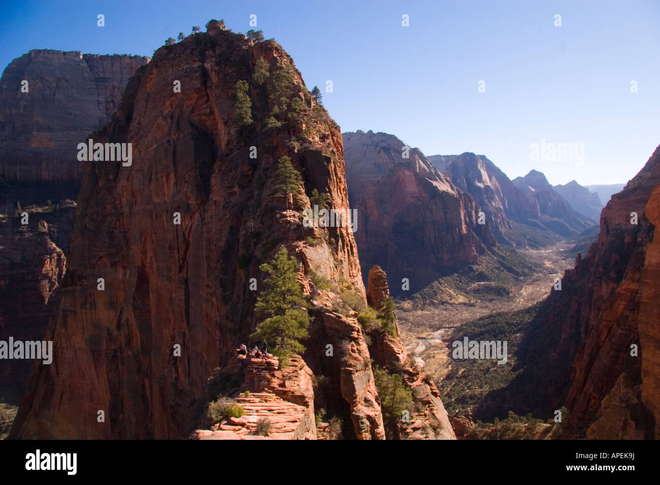Picnickers eat on a narrow ledge over the valley Stock Photo - Alamy