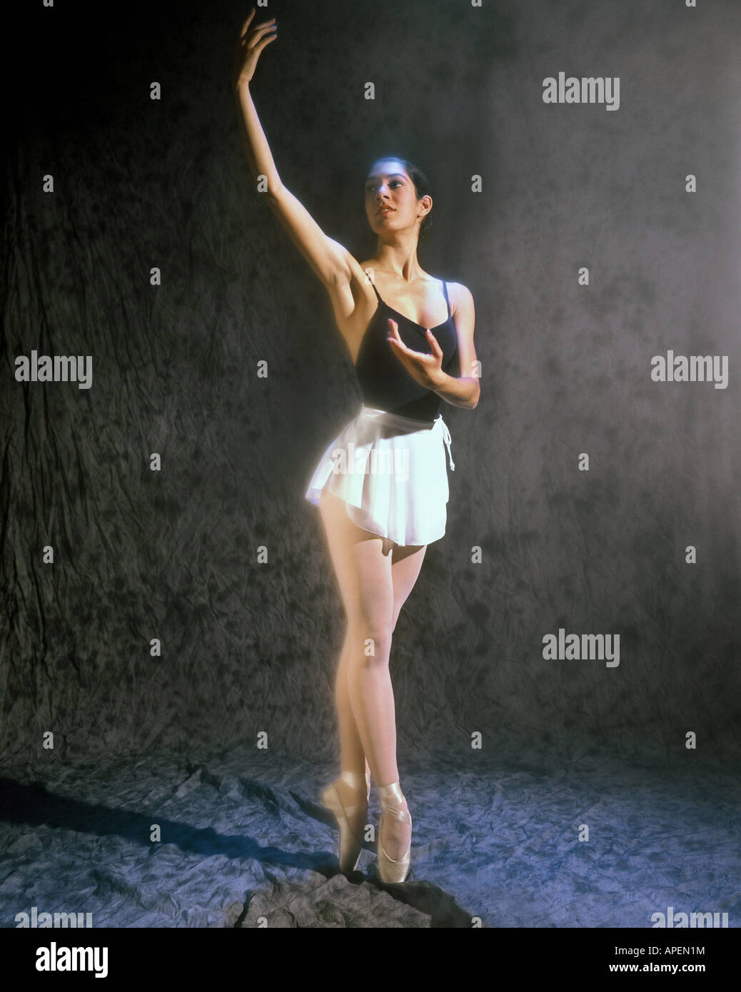 Beautiful ballerina dancing en pointe hi-res stock photography and ...