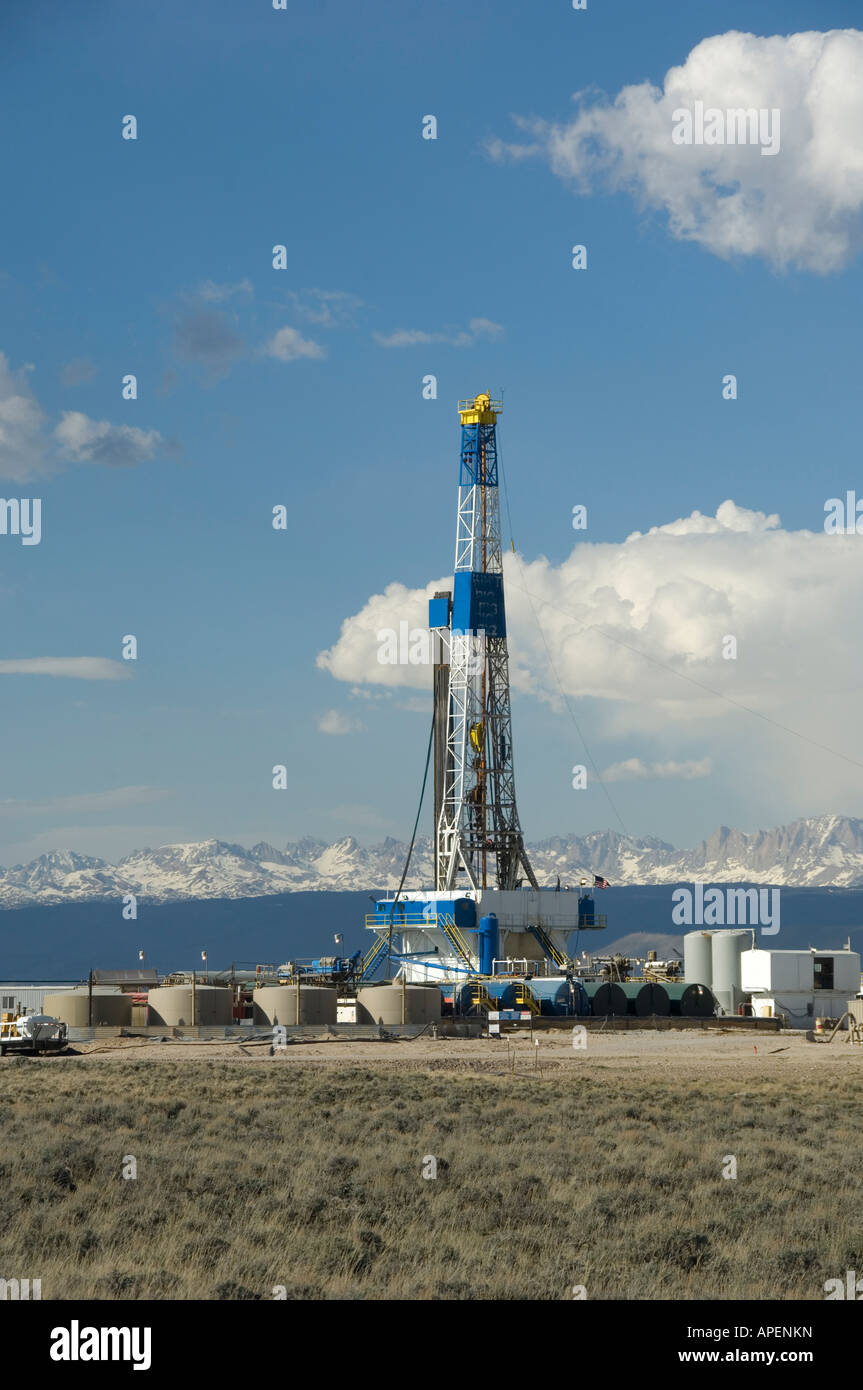 Drilling rig in Wyoming Stock Photo - Alamy