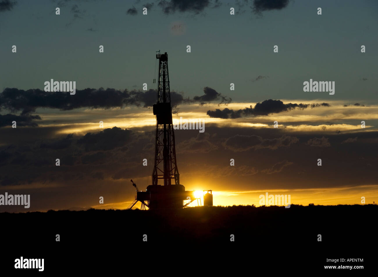 Oil drilling rig wyoming hi-res stock photography and images - Alamy