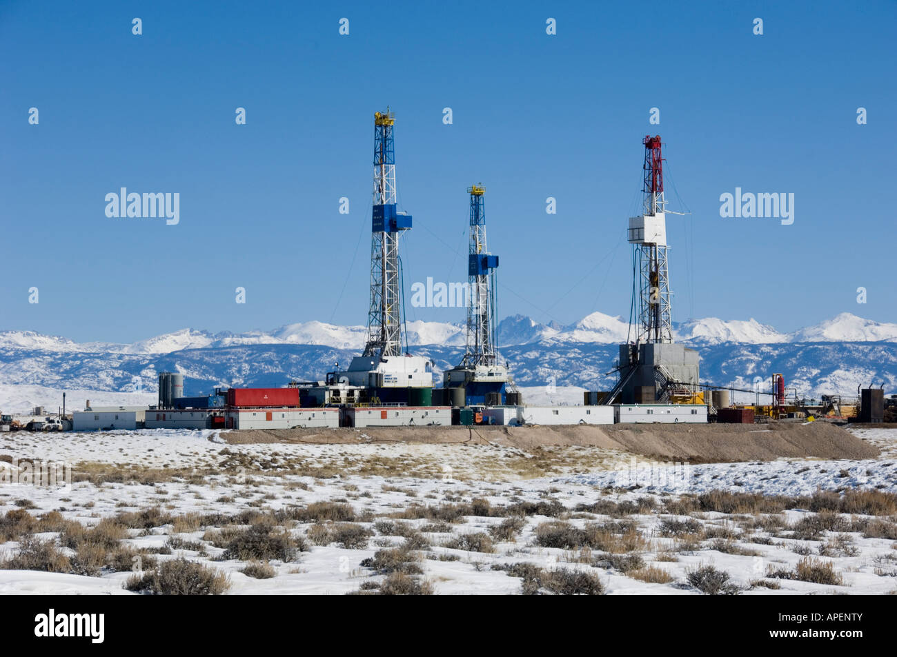 three drilling rigs on same pad in Wyoming Stock Photo - Alamy