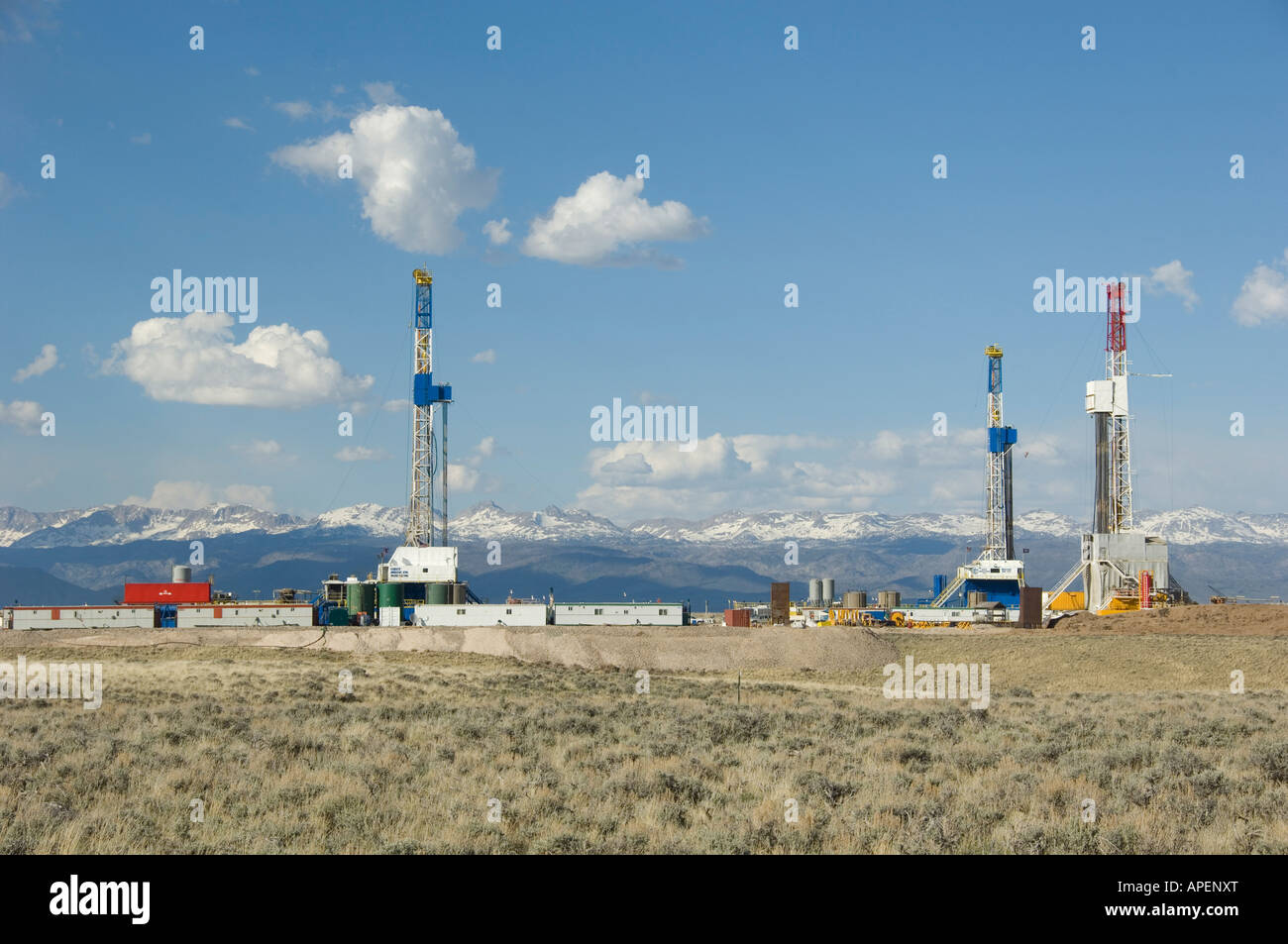 Drilling rigs in Wyoming using the same pad Stock Photo - Alamy