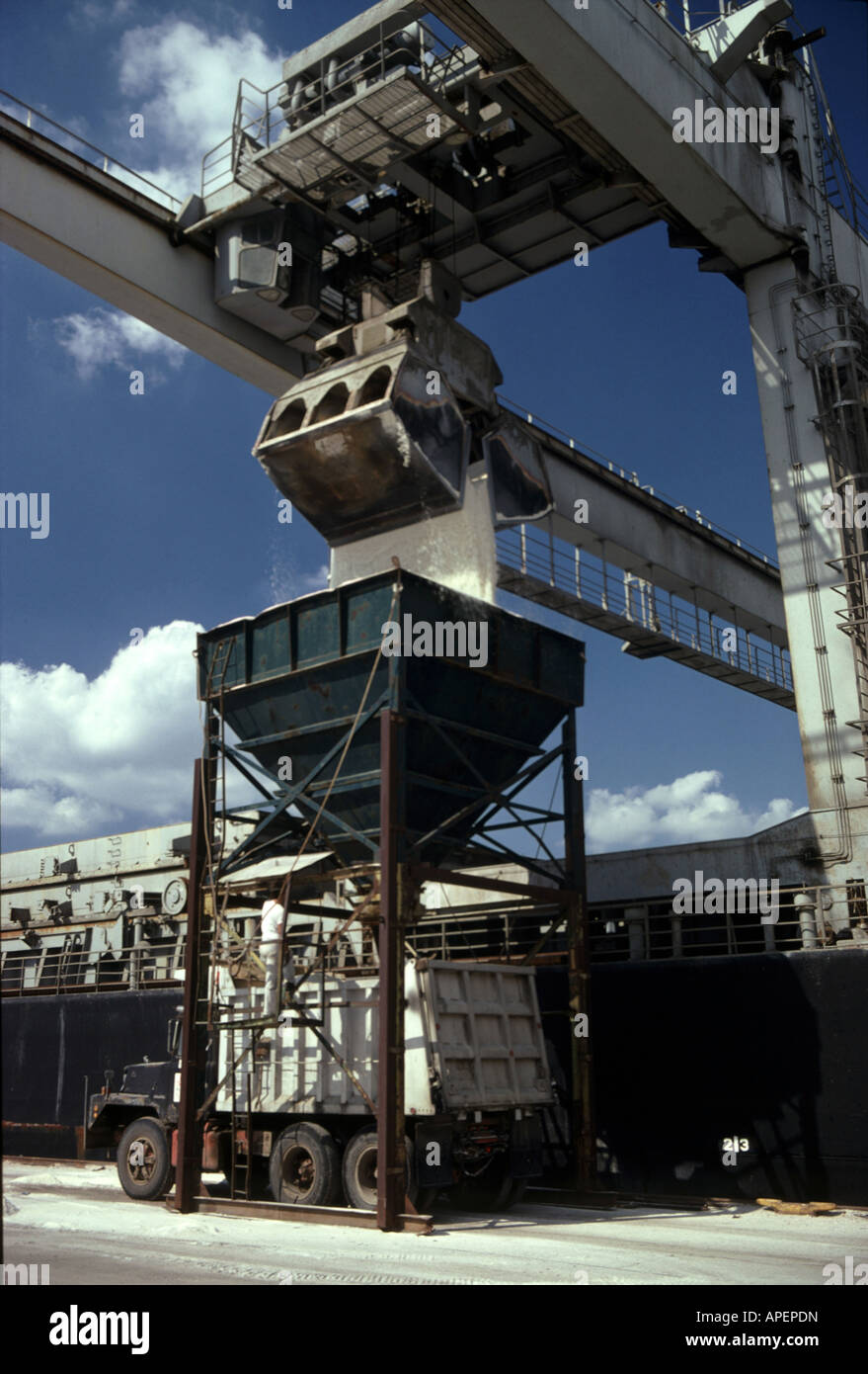 Machinery at the port of newark hi-res stock photography and images - Alamy