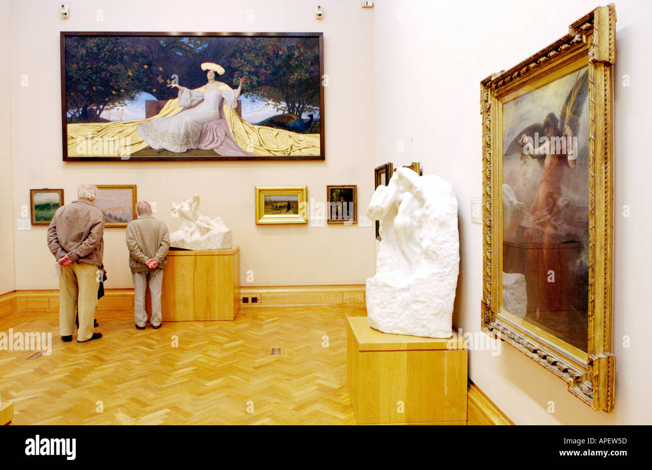 Female visitors in gallery hi-res stock photography and images - Alamy