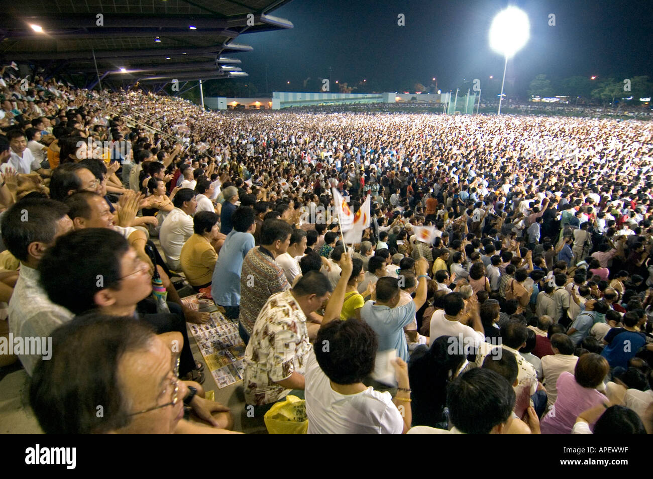 Picture of crowd cheering hi-res stock photography and images - Alamy