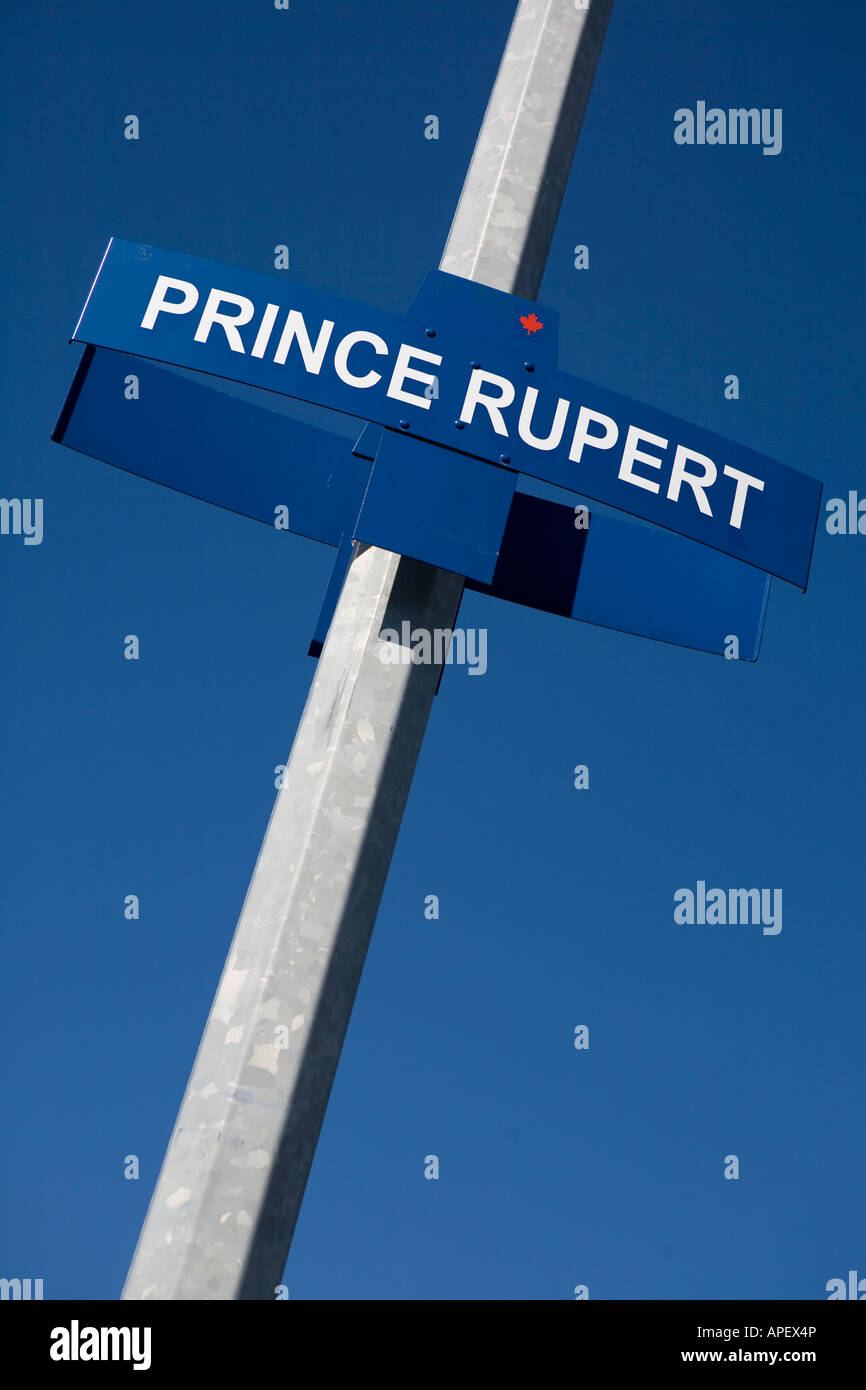 A street sign showing a city destination Stock Photo - Alamy