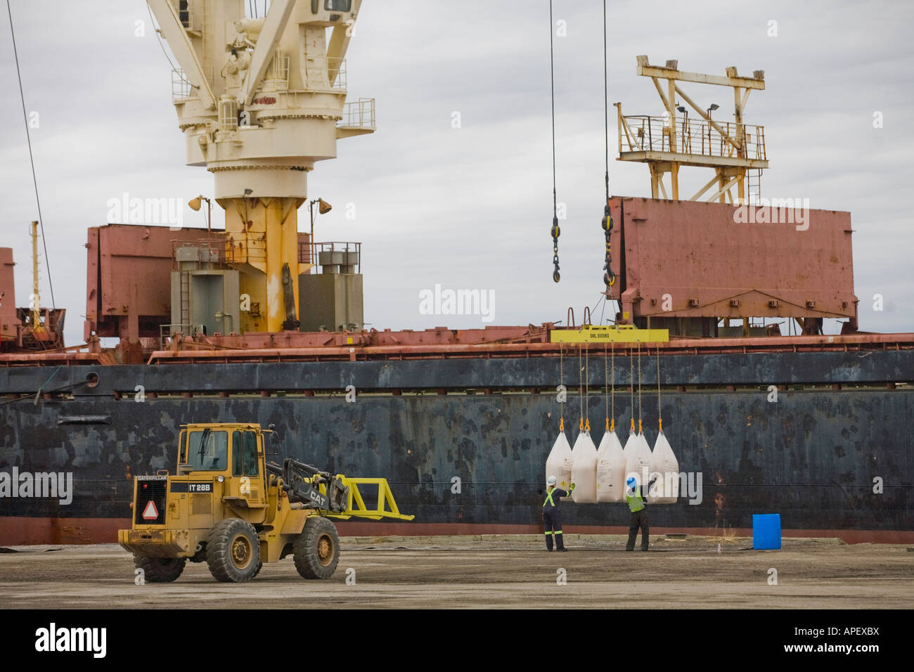 A ship is unloaded Stock Photo - Alamy