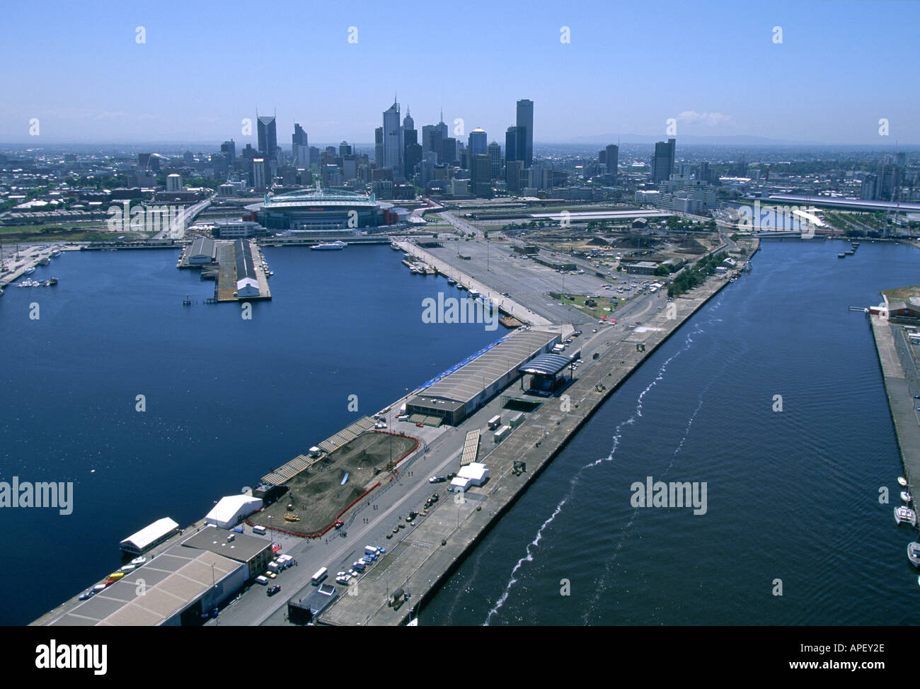 MELBOURNE CITY CENTRE WITH RIVER AND HARBOUR Stock Photo - Alamy