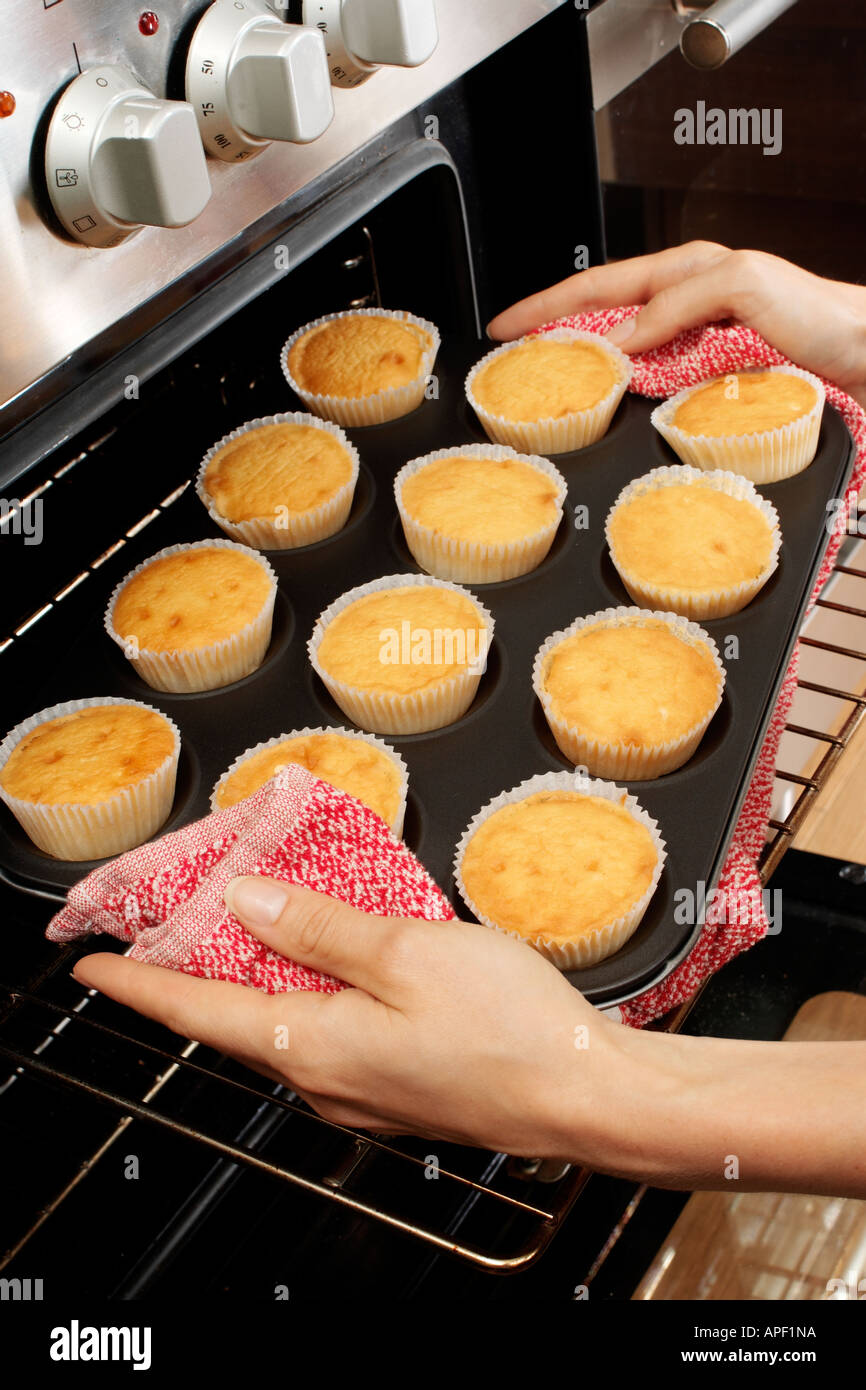 Cakes oven hands hi-res stock photography and images - Alamy