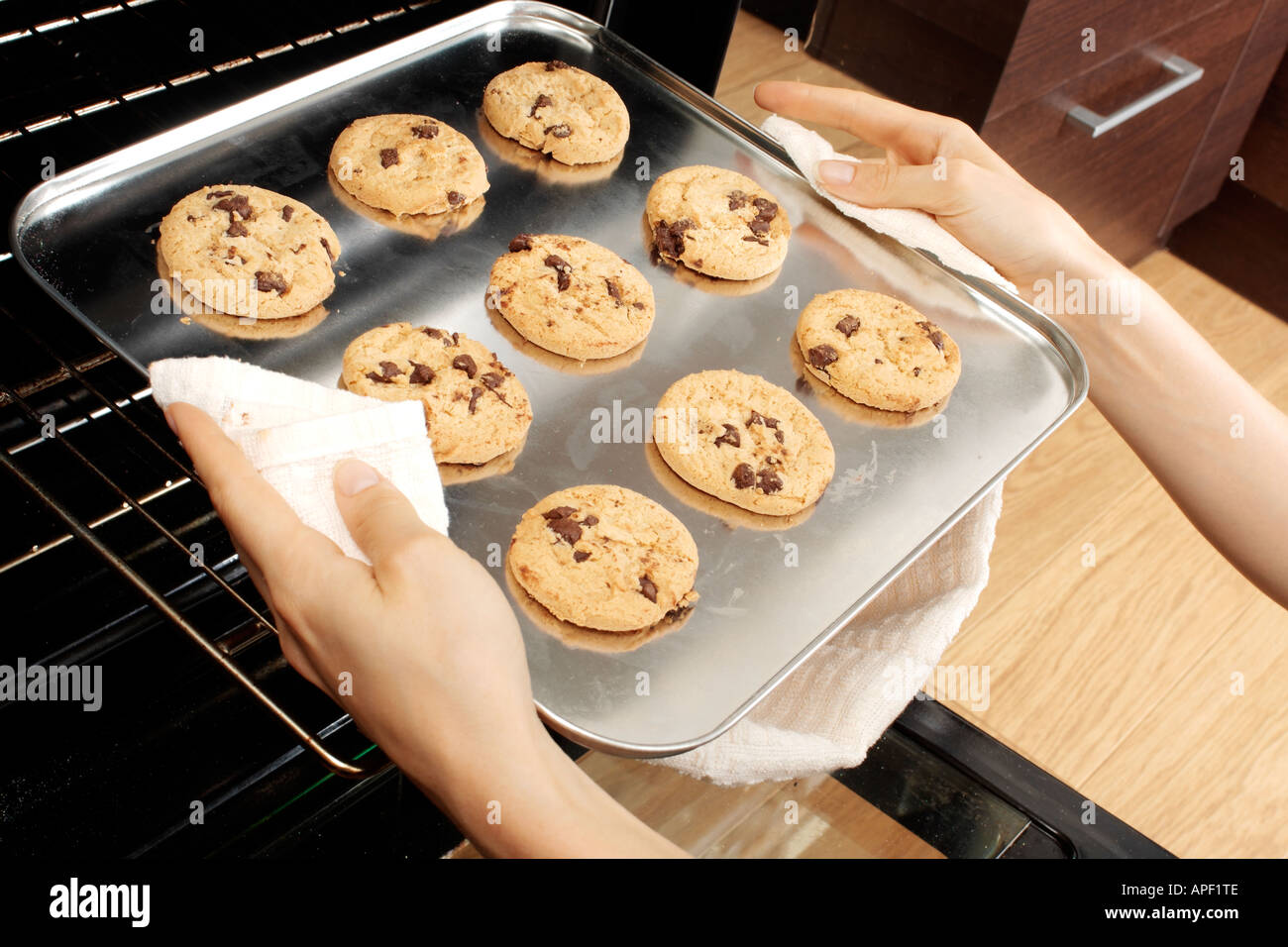 WOMAN IN KITCHEN BAKING CHOCOLATE CHIP COOKIES Stock Photo - Alamy