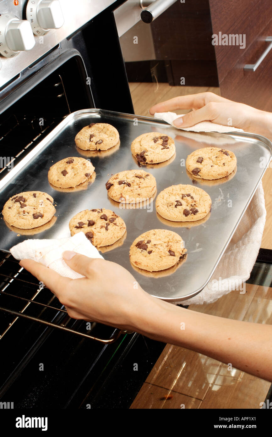 WOMAN IN KITCHEN BAKING CHOCOLATE CHIP COOKIES Stock Photo - Alamy