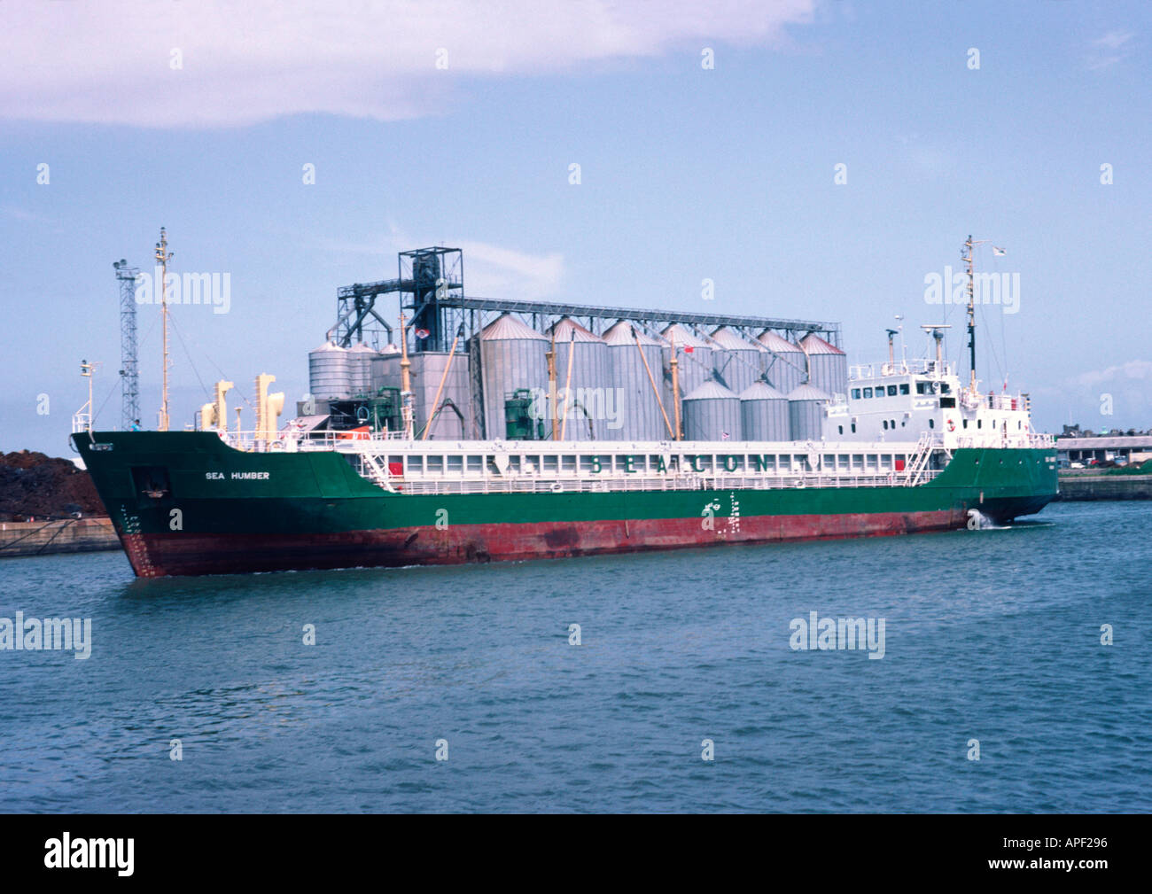MV Sea Hunter at the Fleetwood Grain terminal Lancashire in 1983 Stock ...