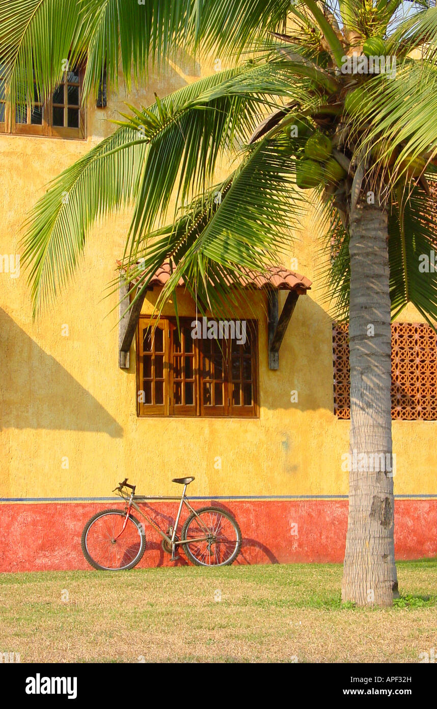 Bicycle resting against a building Stock Photo - Alamy