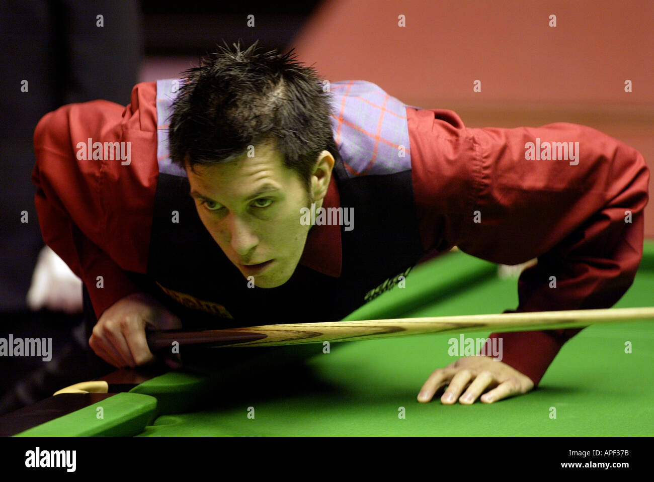 Dominic Dale playing in the 2004 World Snooker Championships at the ...