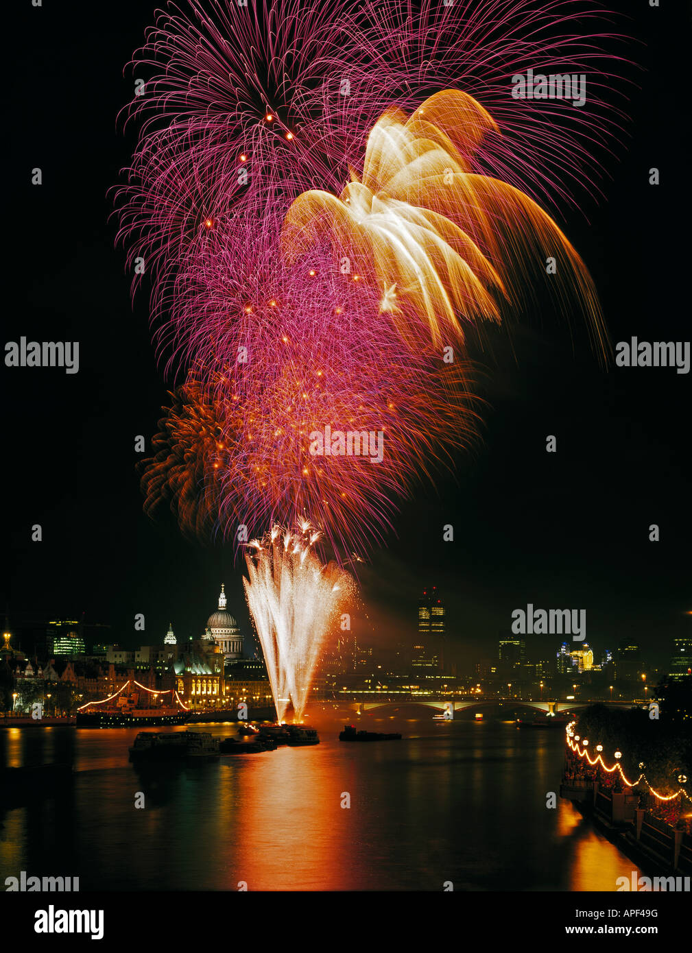 London firework display hi-res stock photography and images - Alamy