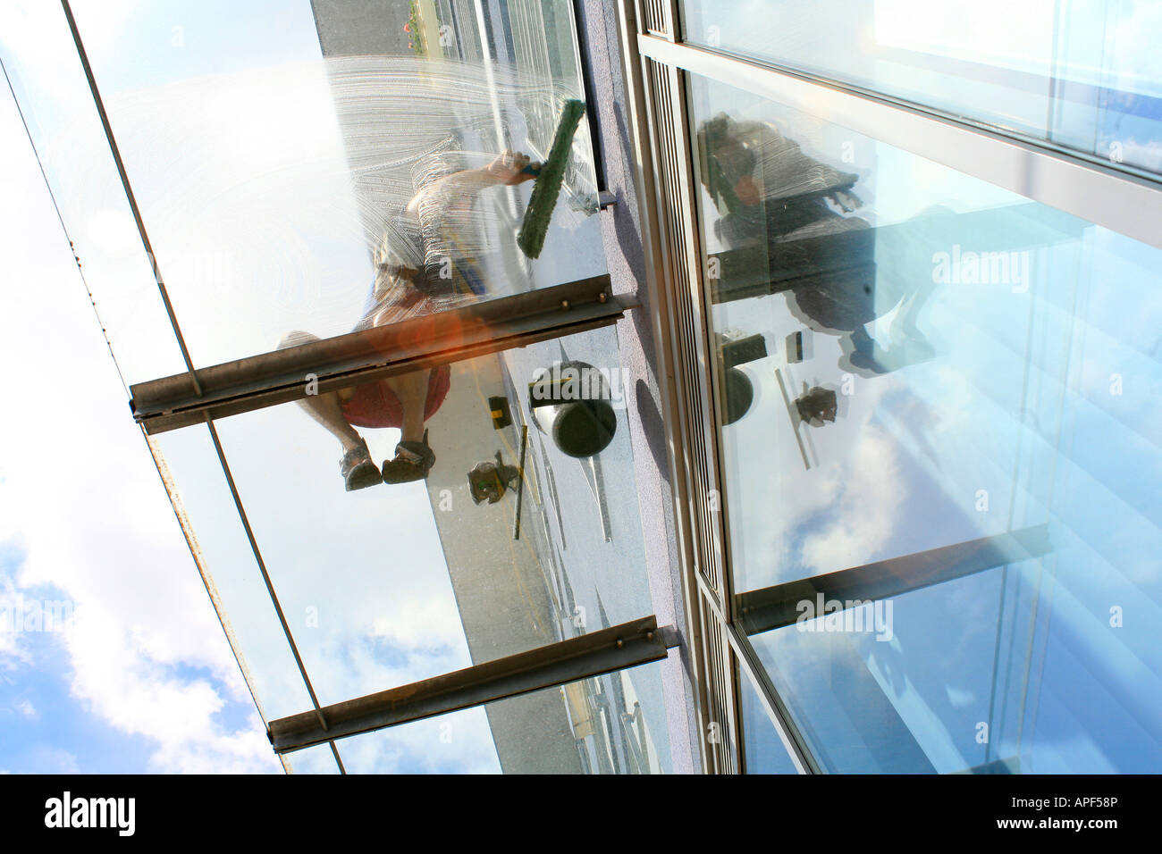 Wondow cleaner cleaning windows hi-res stock photography and images - Alamy